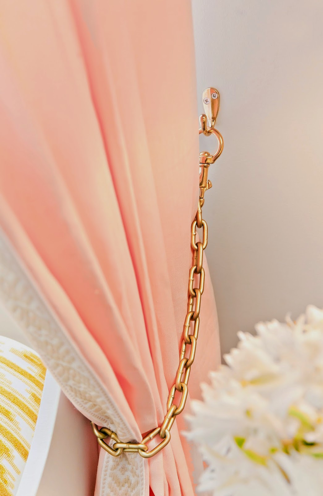 「カーテンタッセル」で窓周りをグッと華やかに！簡単DIYアイデア9選 - IZILOOK